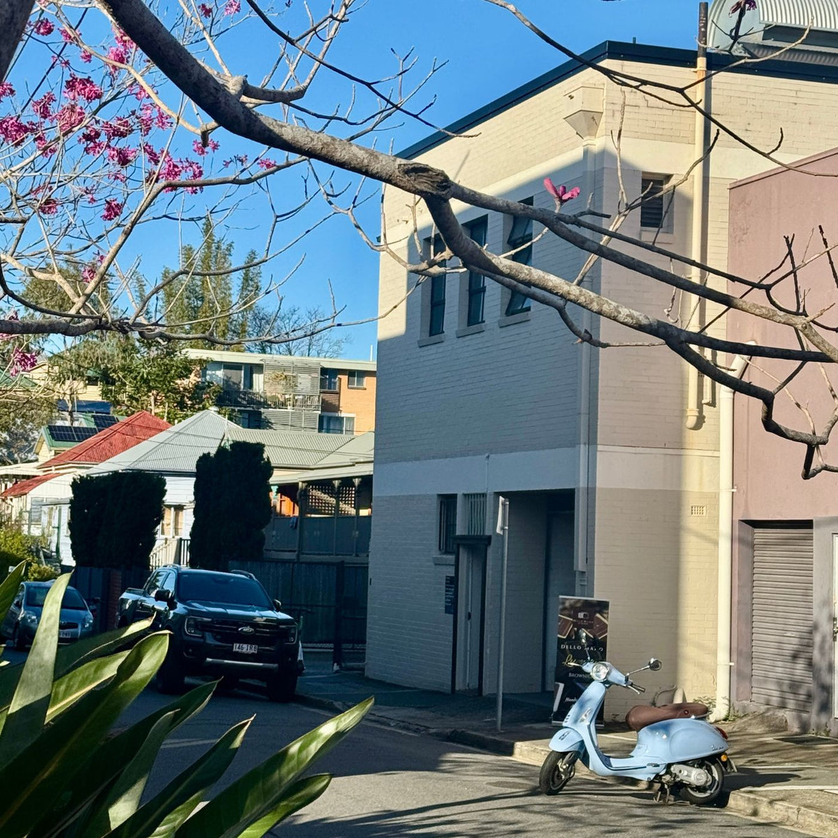 Dello Mano West End – Handmade Brownies & Cakes Kitchen Store